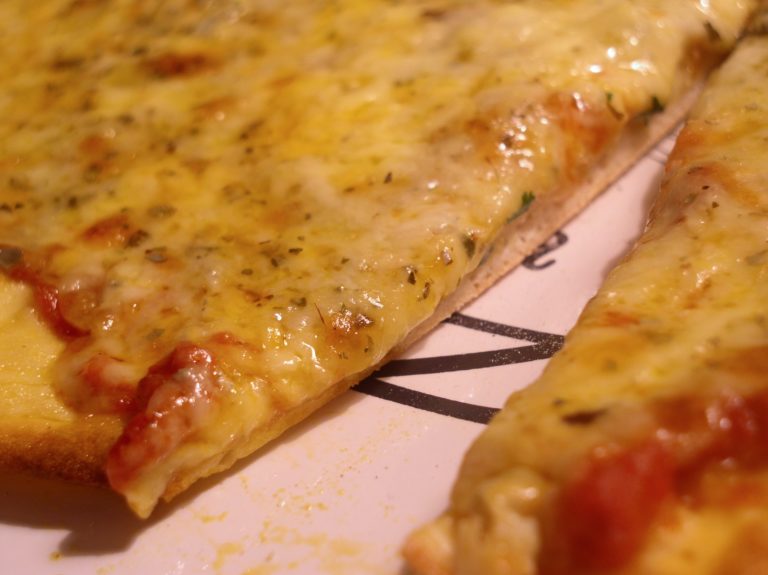 Pizza rzymska na cienkim cieście z szynką parmeńską i rukolą (3 szt ...