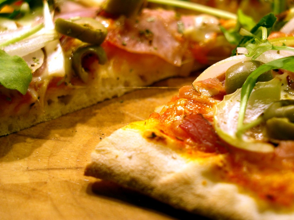 Pizza rzymska na cienkim cieście z szynką parmeńską i rukolą (3 szt ...