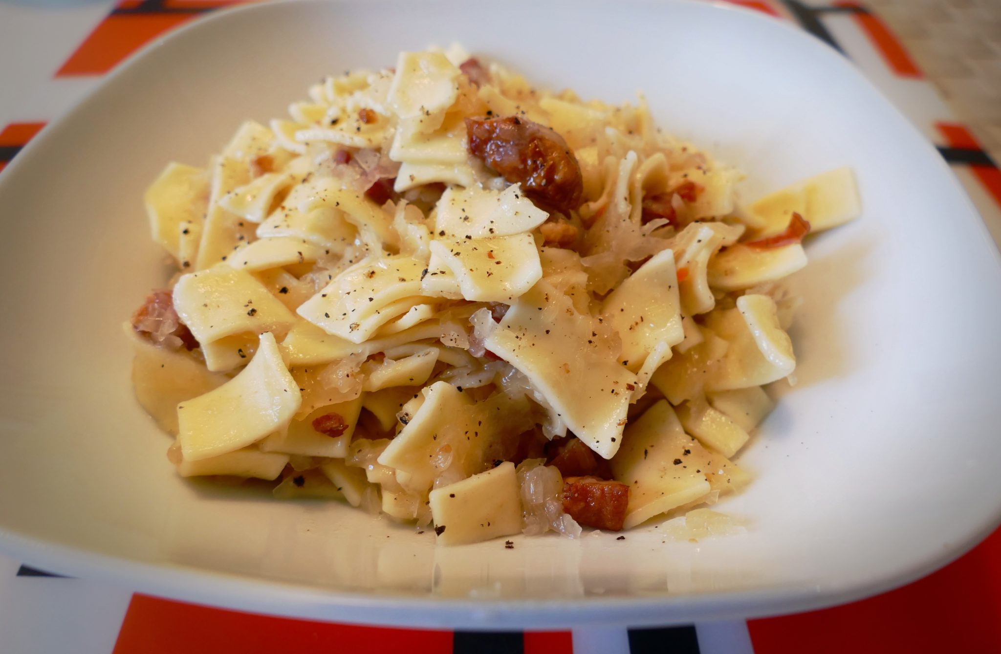 Tradycyjne łazanki z kapustą i boczkiem | Przepisane.pl - przepisy ...